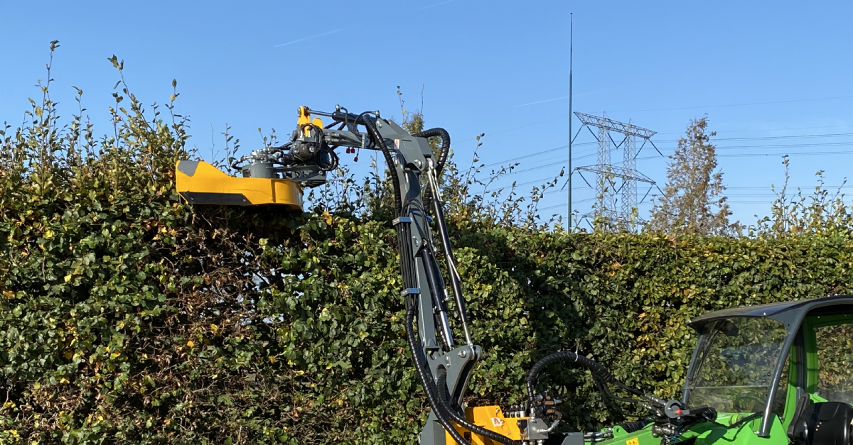 Becx Machines tilt heggen snoeien naar hoger niveau