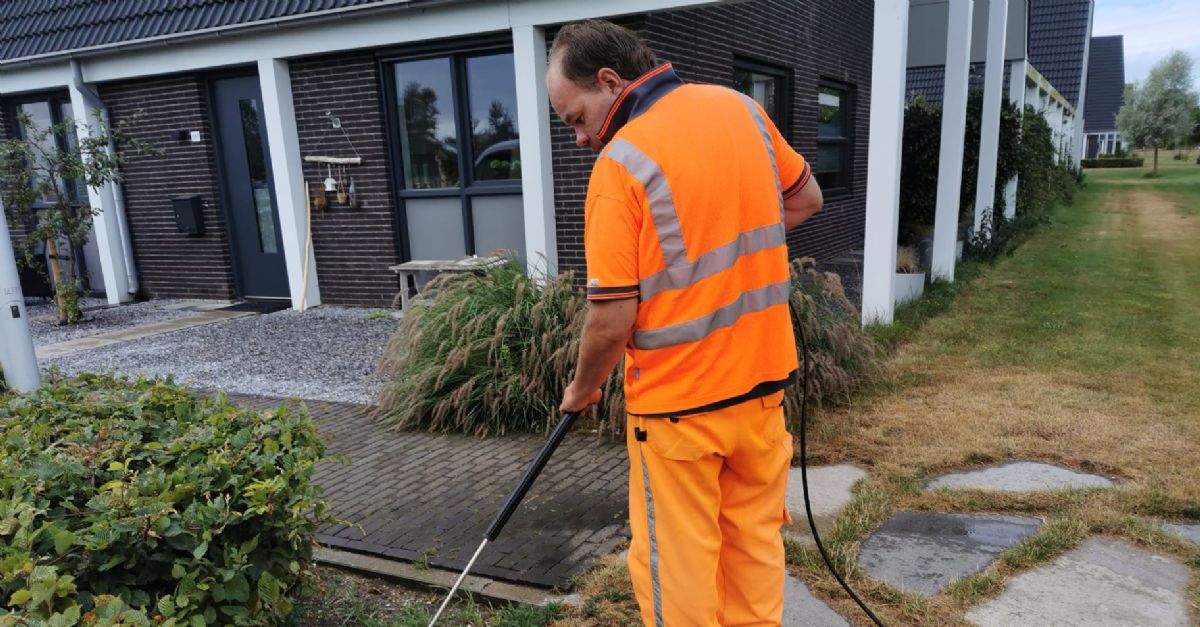 'Onkruidbestrijding met heet water scheelt mankracht, tijd en geld'