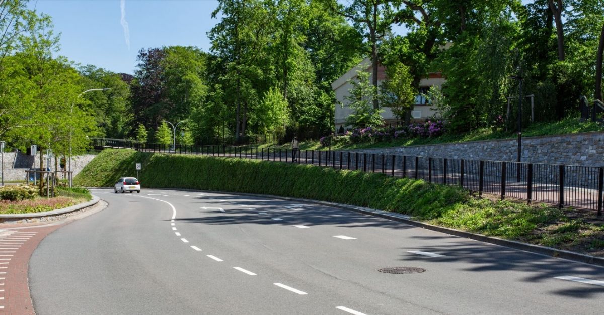 Een groen talud met hoge hellingsgraad